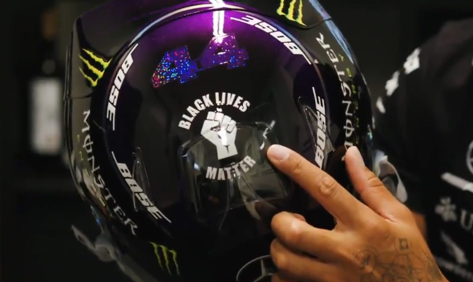 Hamilton reveals revised 2020 helmet livery - Motorsport Week