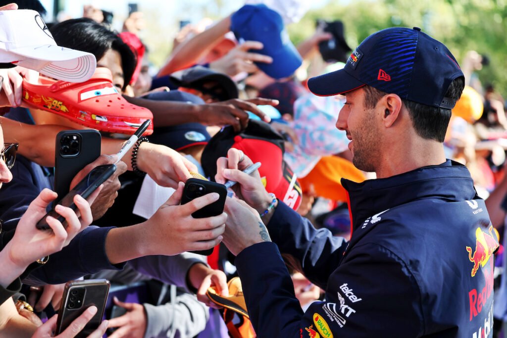 Ricciardo felt adrenaline ‘spike’ being back in F1 paddock - Motorsport ...